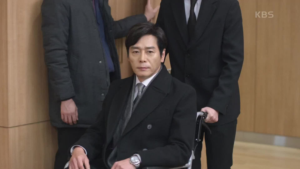 해임안 가결되기 직전, 휠체어를 타고 주주총회장에 나타난 홍일권! | KBS 210203 방송 - KBS