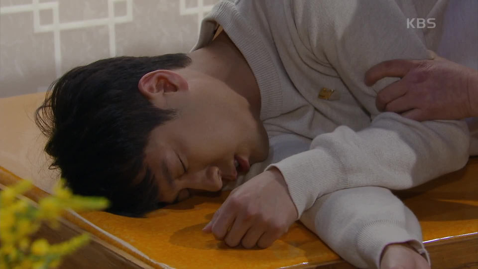 ＂왜 같이 들어와?＂무사히 집으로 들어온 서준영은 정신이 없고 송채환은 반민정에게 물어본다 | KBS 230505 방송 - KBS